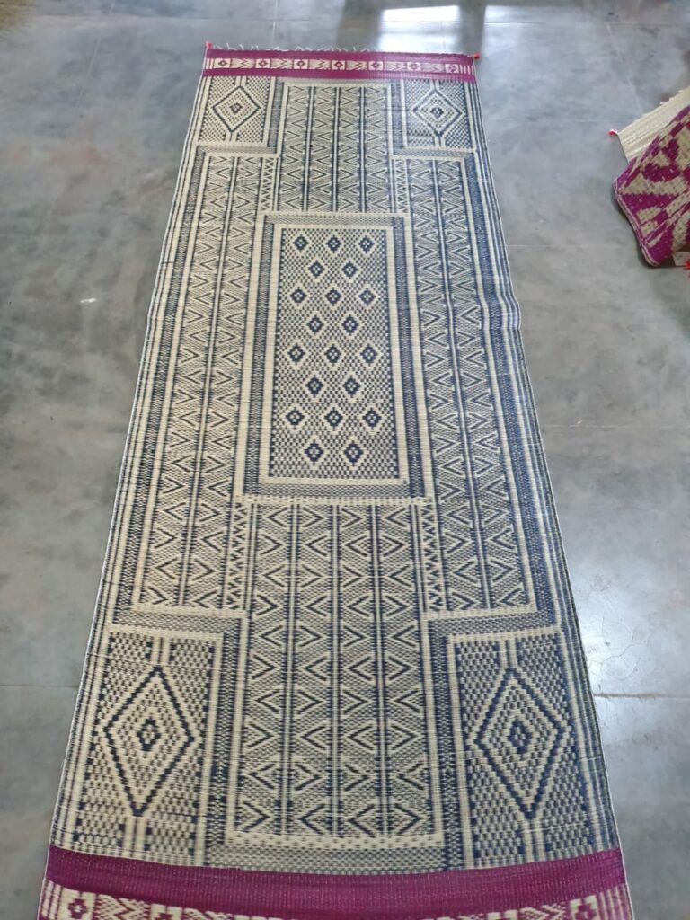 Woven Legacies: Women Weavers Reviving the Killimangalam Pulpaya ...